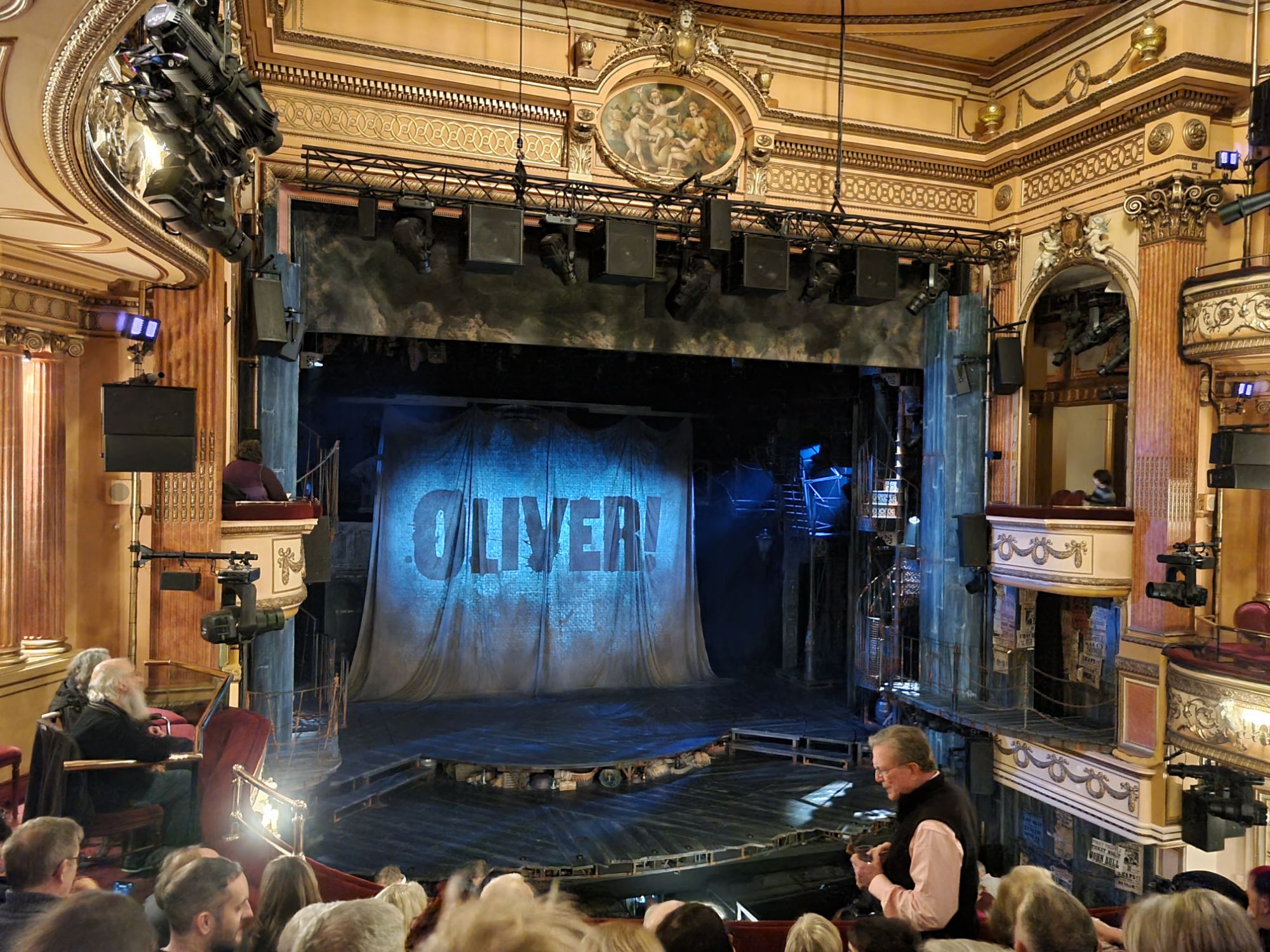 OLIVER! – Gielgud Theatre London ⭐️⭐️⭐️⭐️⭐️ – Stage Right Reviews