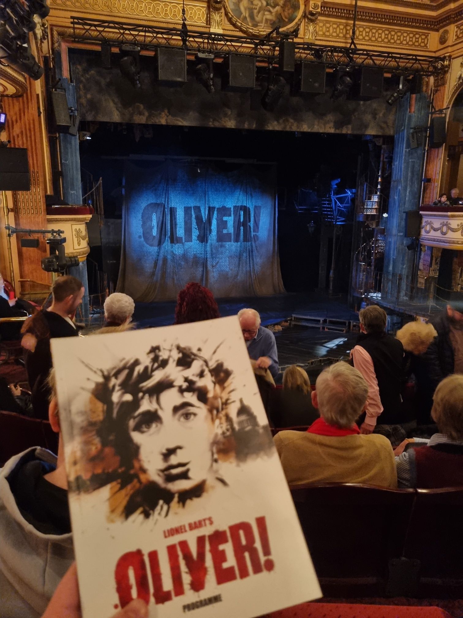 OLIVER! – Gielgud Theatre London ⭐️⭐️⭐️⭐️⭐️ – Stage Right Reviews